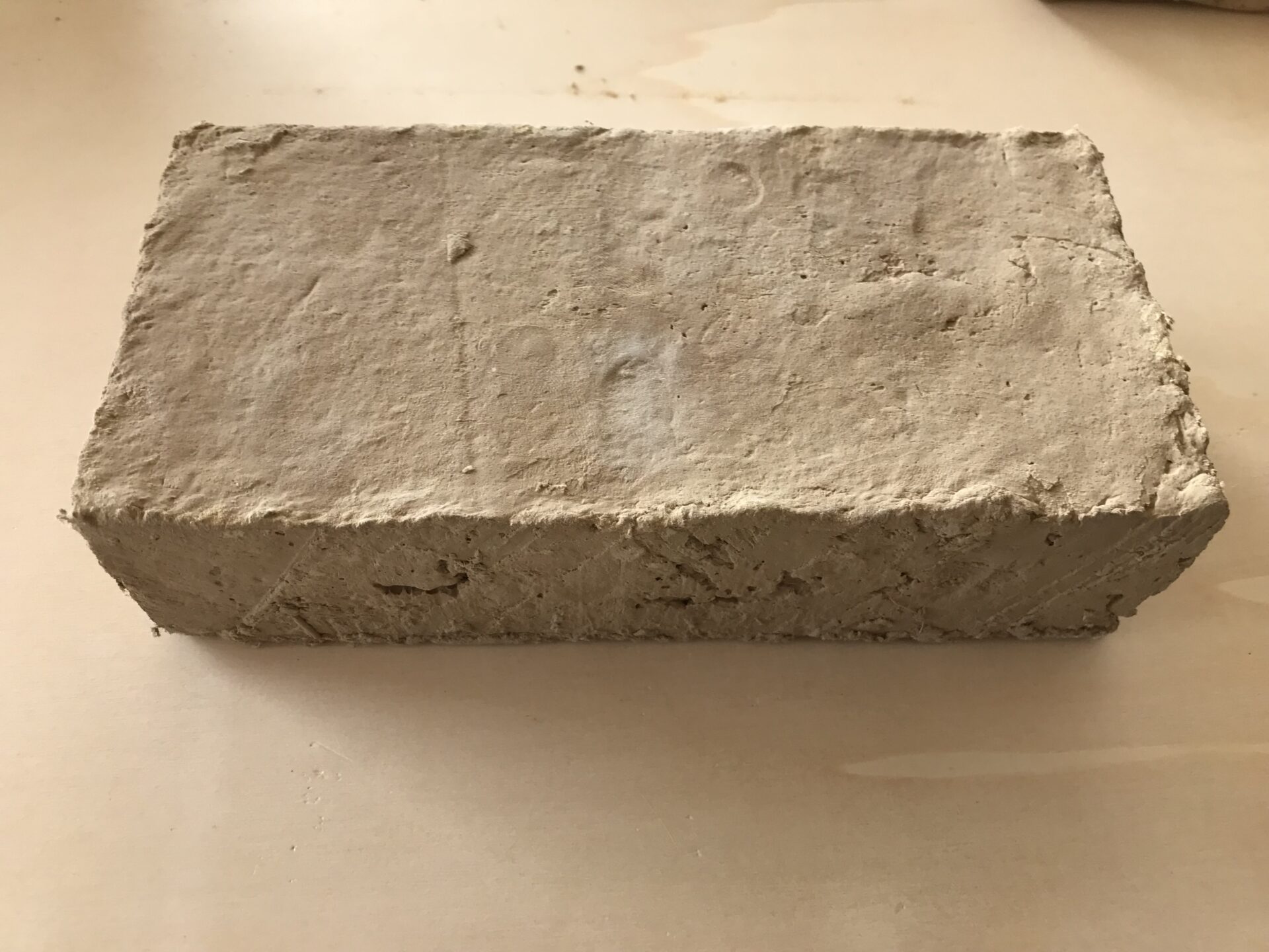 Qu’est-ce qu’une brique de terre crue ? - à portée de mains