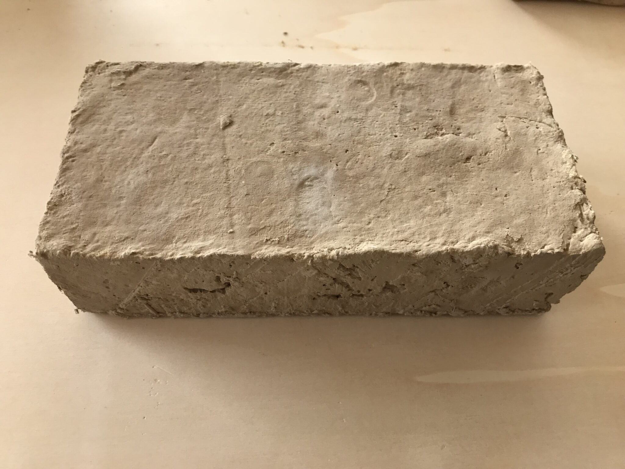 Qu’est-ce qu’une brique de terre crue ? - à portée de mains